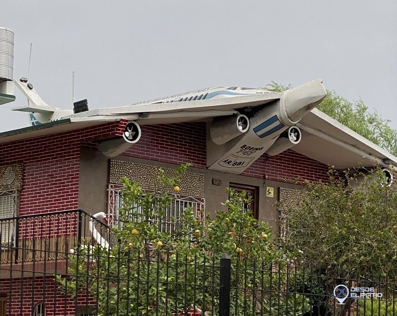 El avión de Aerolíneas Argentinas en el techo de una casa de Spegazzini