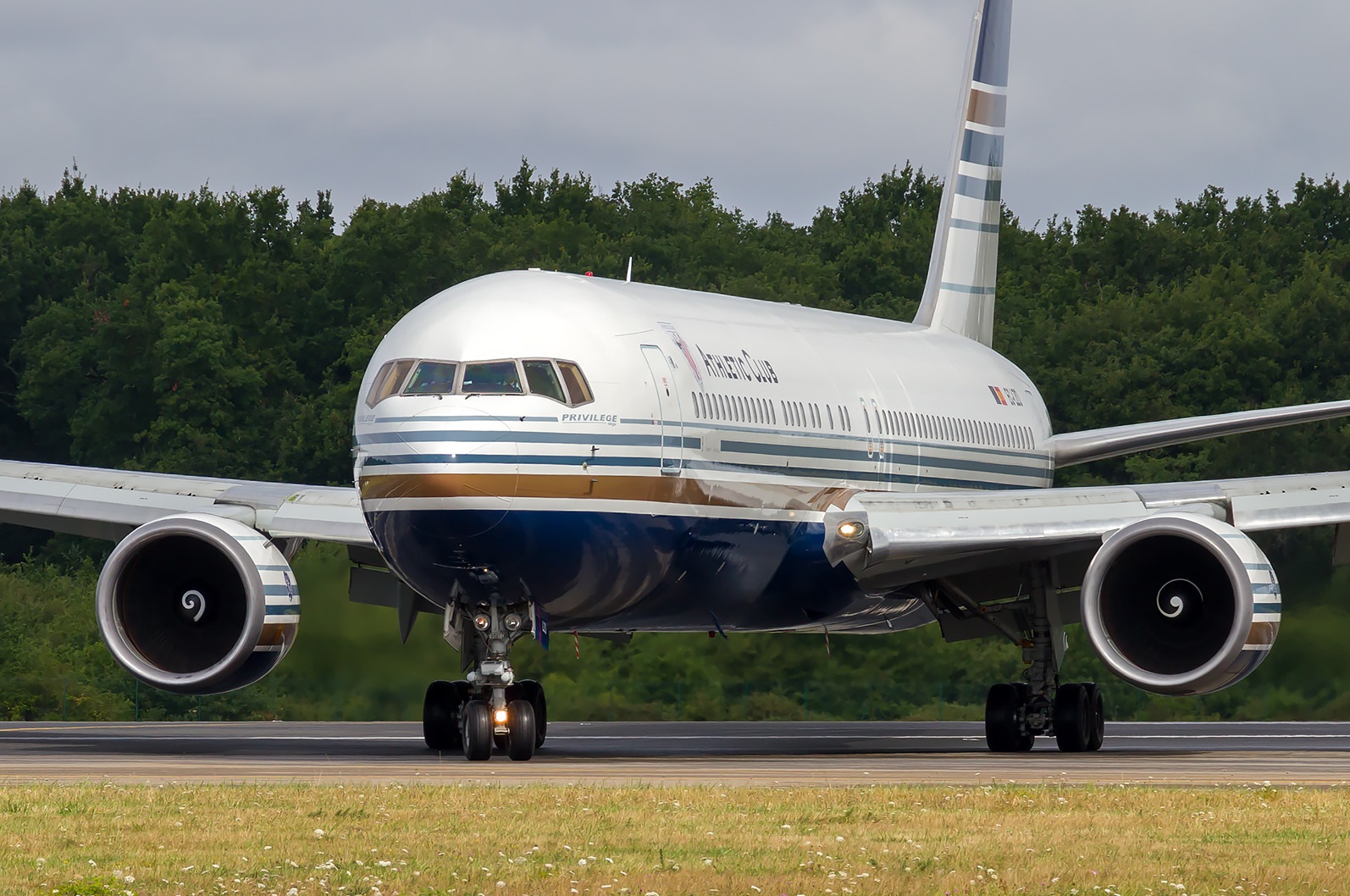 La visita del Boeing 767 de Privilege de España con vuelo especial ...