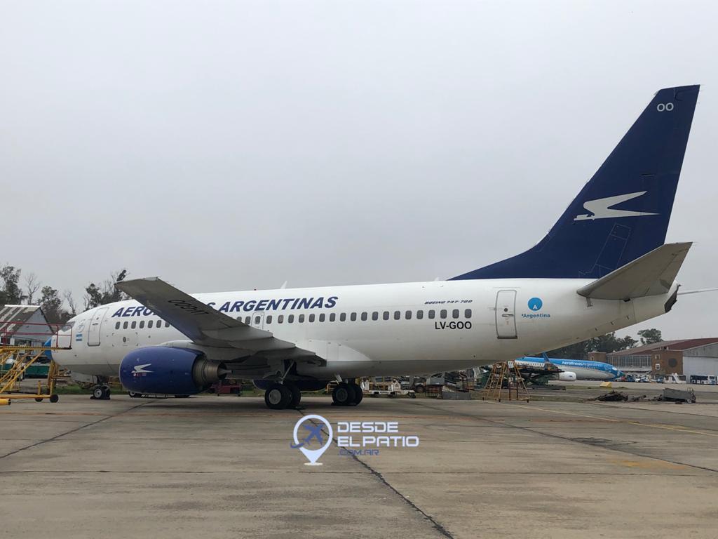 El futuro Boeing 737 retro livery de Aerolíneas Argentinas espera en Ezeiza