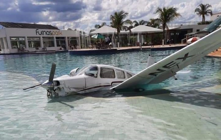 La historia del avión que terminó en una piscina en un Resort de Brasil