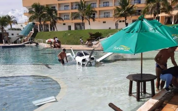 La historia del avión que terminó en una piscina en un Resort de Brasil