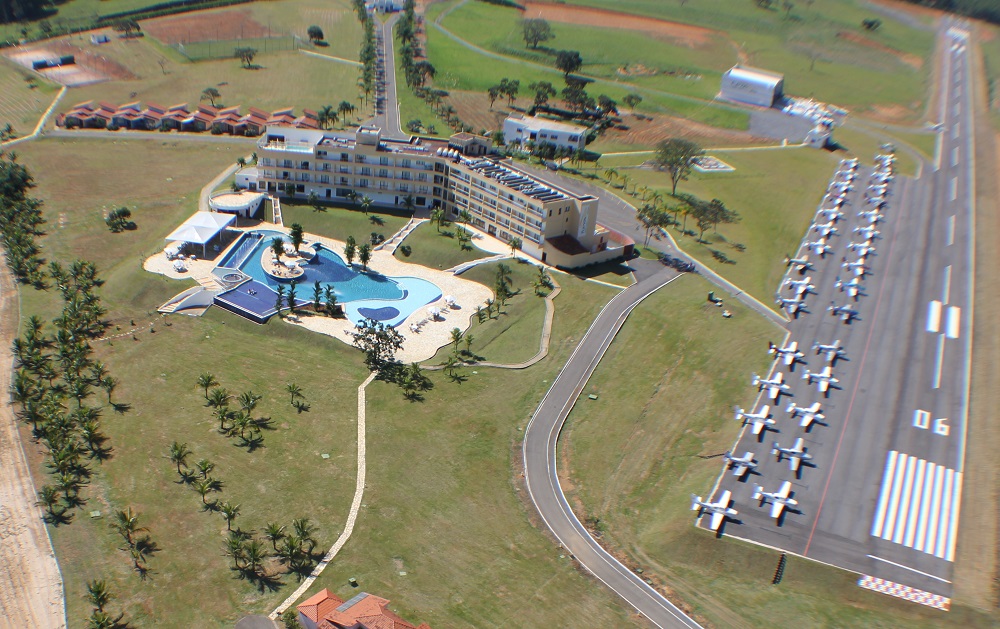 La historia del avión que terminó en una piscina en un Resort de Brasil