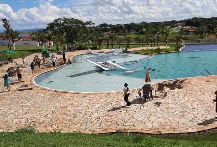La historia del avión que terminó en una piscina en un Resort de Brasil