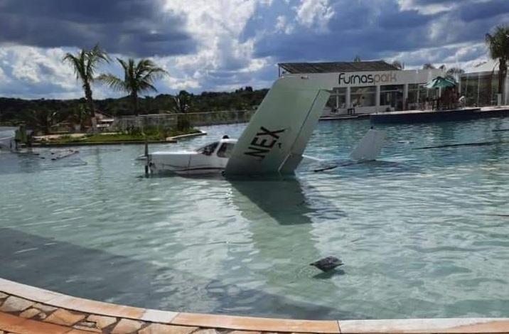La historia del avión que terminó en una piscina en un Resort de Brasil