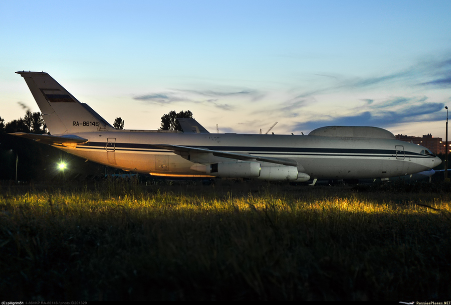 El imponente avión ruso con una canoa en la cabeza