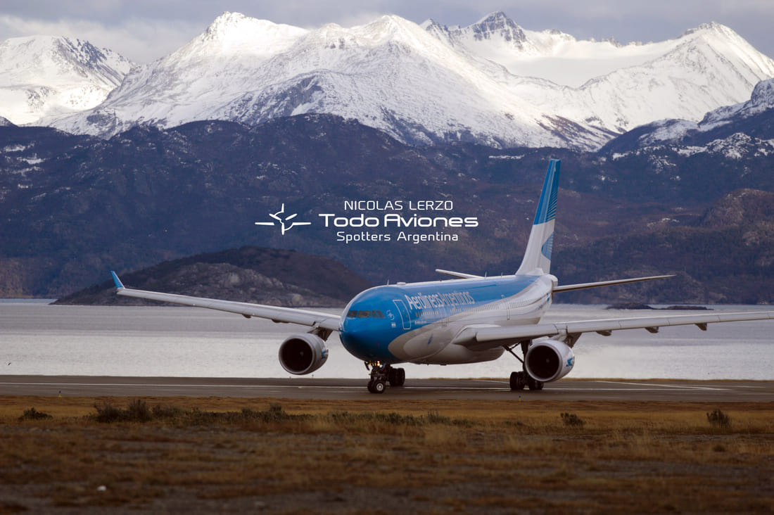 Un Airbus A330 de Aerolíneas Argentinas realizando vuelo especial a Ushuaia
